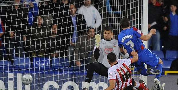 ¡Extra, extra! ¡Pedroza apareció en la banca del Crystal Palace ...