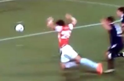 Impresionante clavado y ¡marcaron penal! - Futbol Sapiens