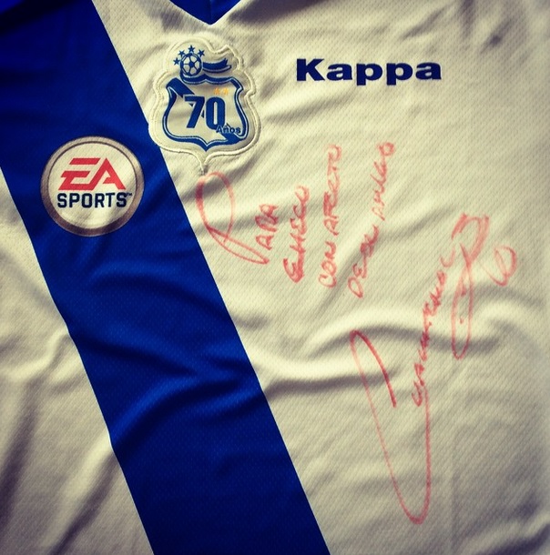 El Cuau le regala playera con su autógrafo a Checo Pérez - Futbol Sapiens El Cuau le regala playera con su autógrafo a Checo Pérez - Futbol Sapiens
