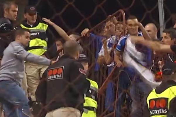 Aficionados de Bosnia y Bélgica intercambian bufandas - Futbol Sapiens