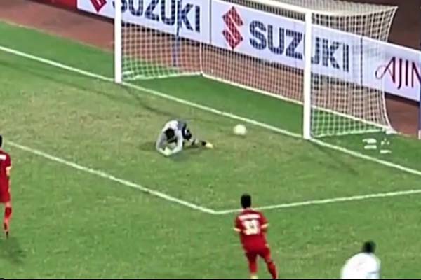 Portero de Vietnam se come gol a lo Pikolín - Futbol Sapiens