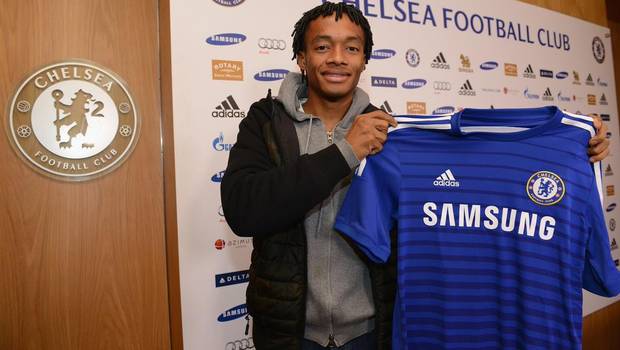 Juan Cuadrado posa con la camiseta del Chelsea - Futbol Sapiens