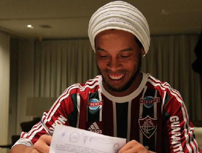 Ronaldinho firma con el Fluminense - Futbol Sapiens Ronaldinho firma con el Fluminense - Futbol Sapiens