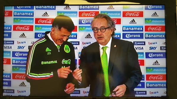 Decio de María entrega sus plumas a Osorio - Futbol Sapiens
