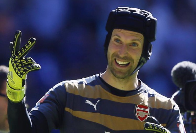 Cech le habla a su defensa en tres diferentes idiomas