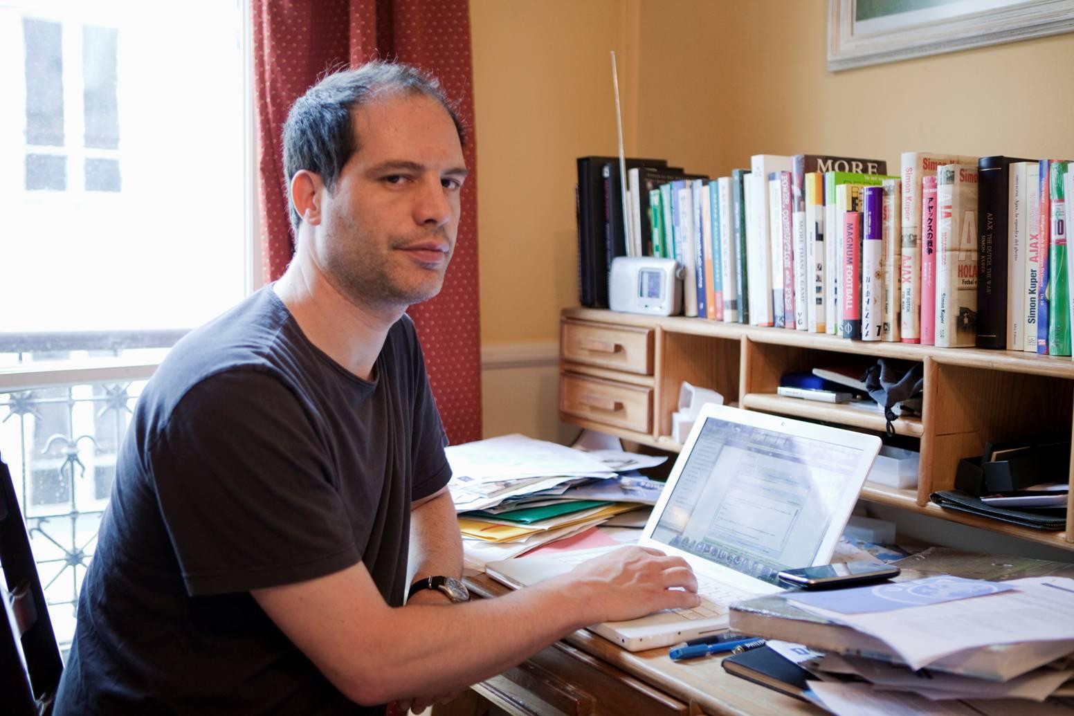 Football against the Enemy - Futbol Sapiens