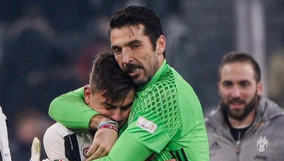 Gianluigi Buffon no le gustó el gesto de Dybala con su entrenador