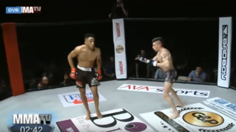 Joe Harding sobró a su rival de MMA y lo mandaron a la lona de una patada