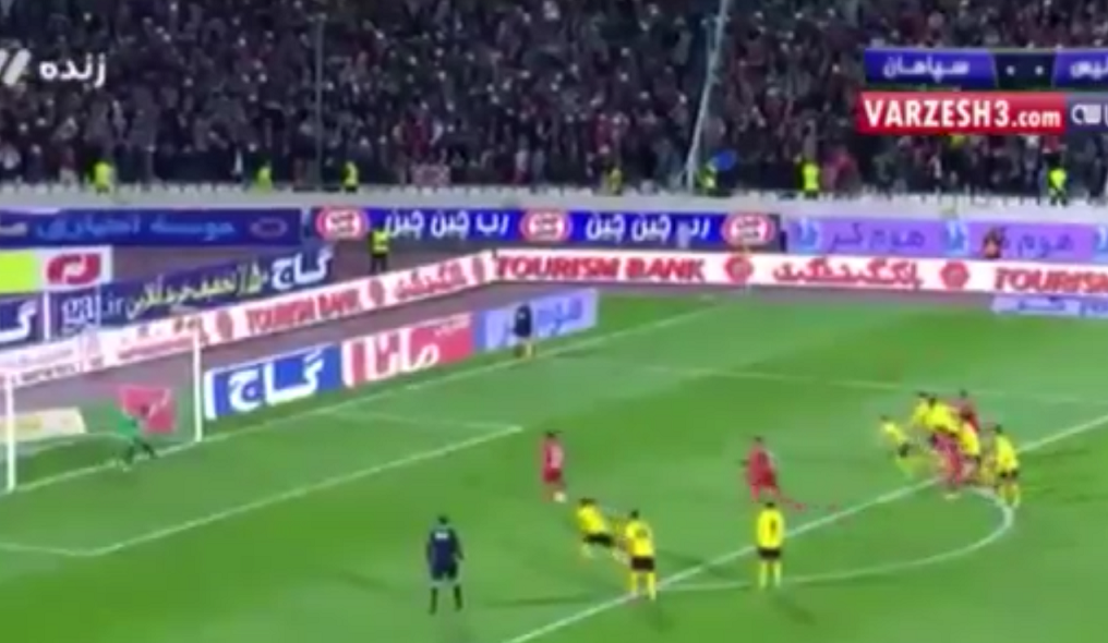 En Irán replicaron el famoso penalti de Messi y Suárez