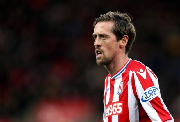 ¡El gigante Peter Crouch suena para ir al Chelsea a sus 37 años!