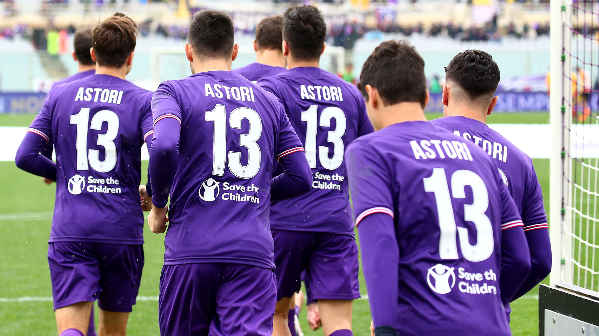 Jugadores y espectadores homenajean a Astori en pleno partido