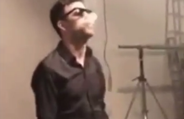 La imagen de Gerard Piqué mientras se fuma un cigarrillo