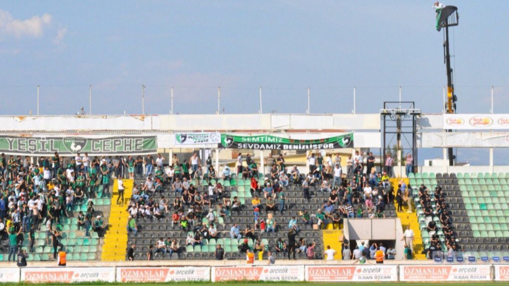 En el fútbol turco alientan a sus equipos ¡hasta en el cielo!