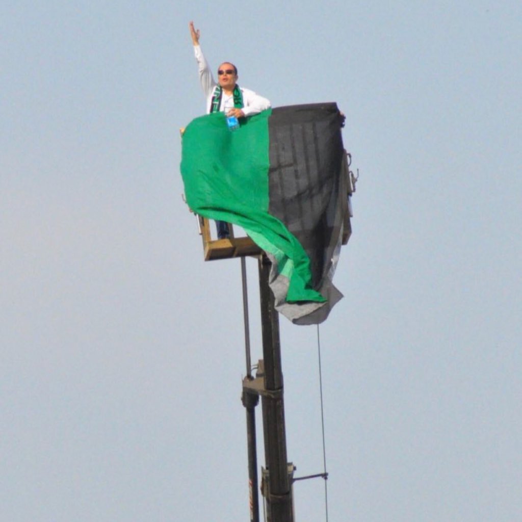 En el fútbol turco alientan a sus equipos ¡hasta en el cielo!