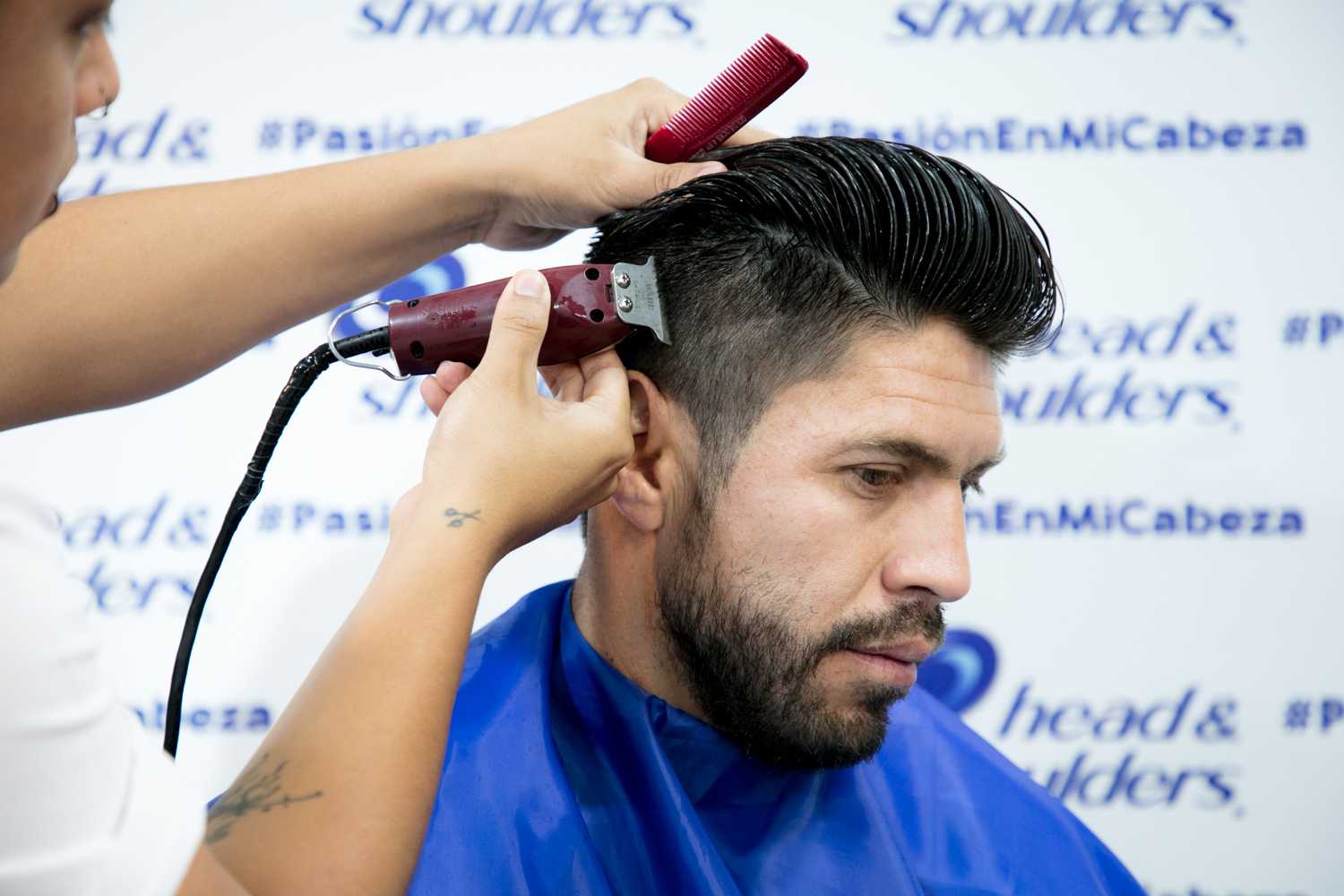 Oribe Peralta invita a llevar la pasión del futbol hasta en la cabeza