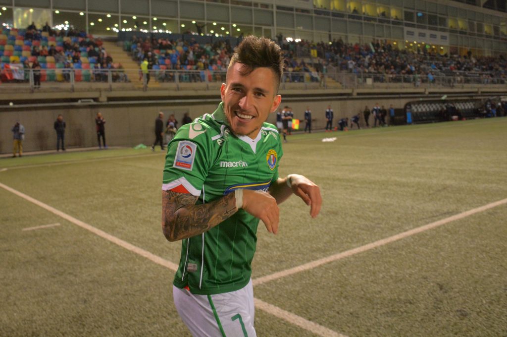 El chileno Bryan Carrasco festeja su contratación con Veracruz