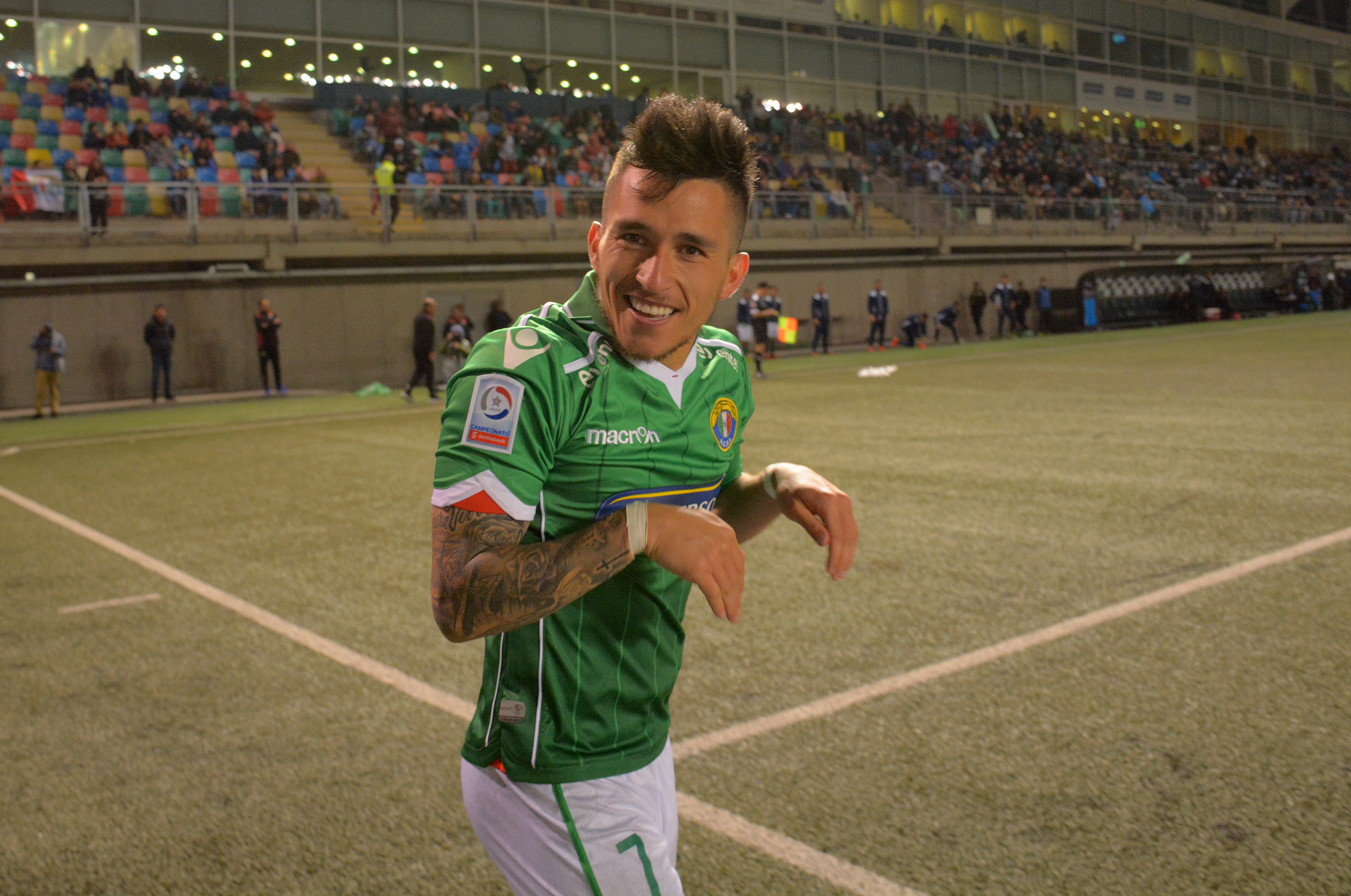 El chileno Bryan Carrasco festeja su contratación con Veracruz