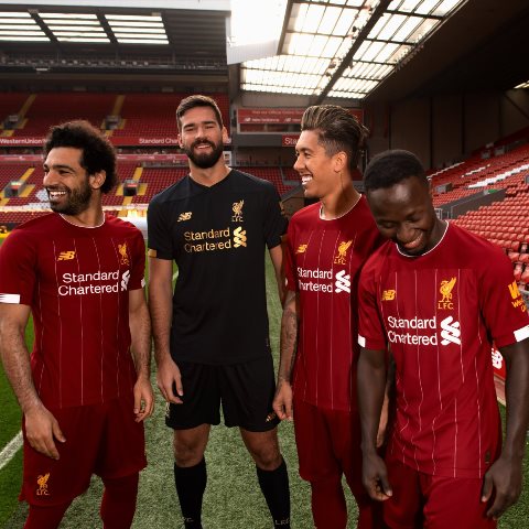 Liverpool presentó su nuevo uniforme para la siguiente temporada ...