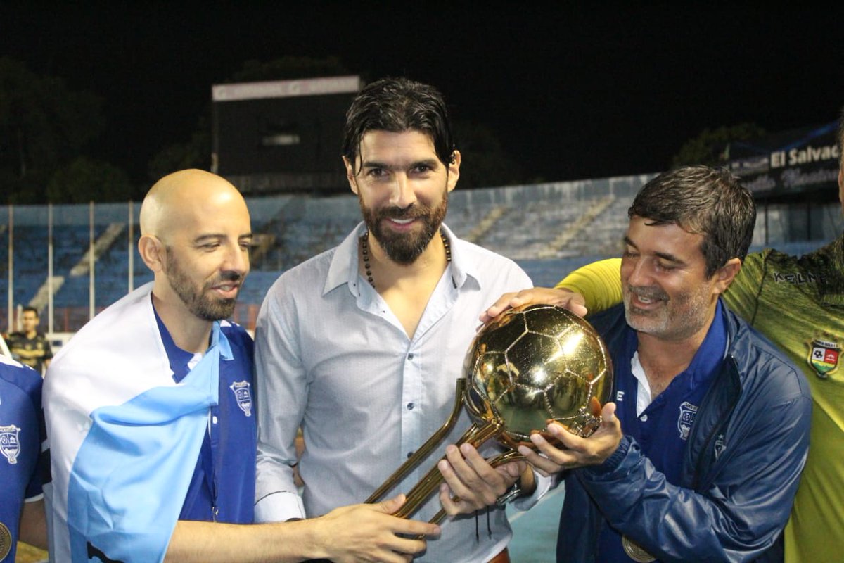 Sebastián Abreu consiguió su primer título como entrenador - Futbol Sapiens