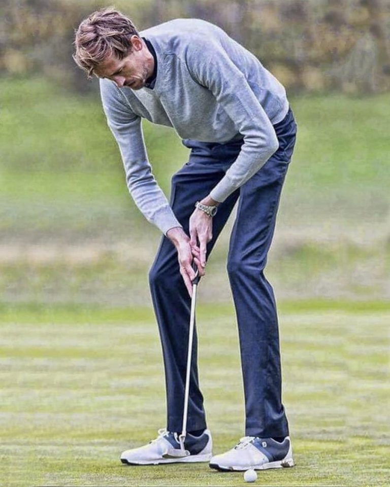 La "cómoda" postura de Peter Crouch para jugar golf - Futbol Sapiens