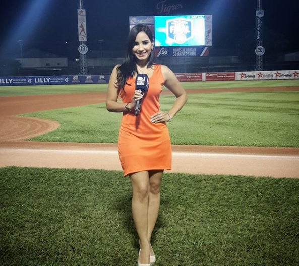 Una guapa reportera de deportes venezolana - Futbol Sapiens