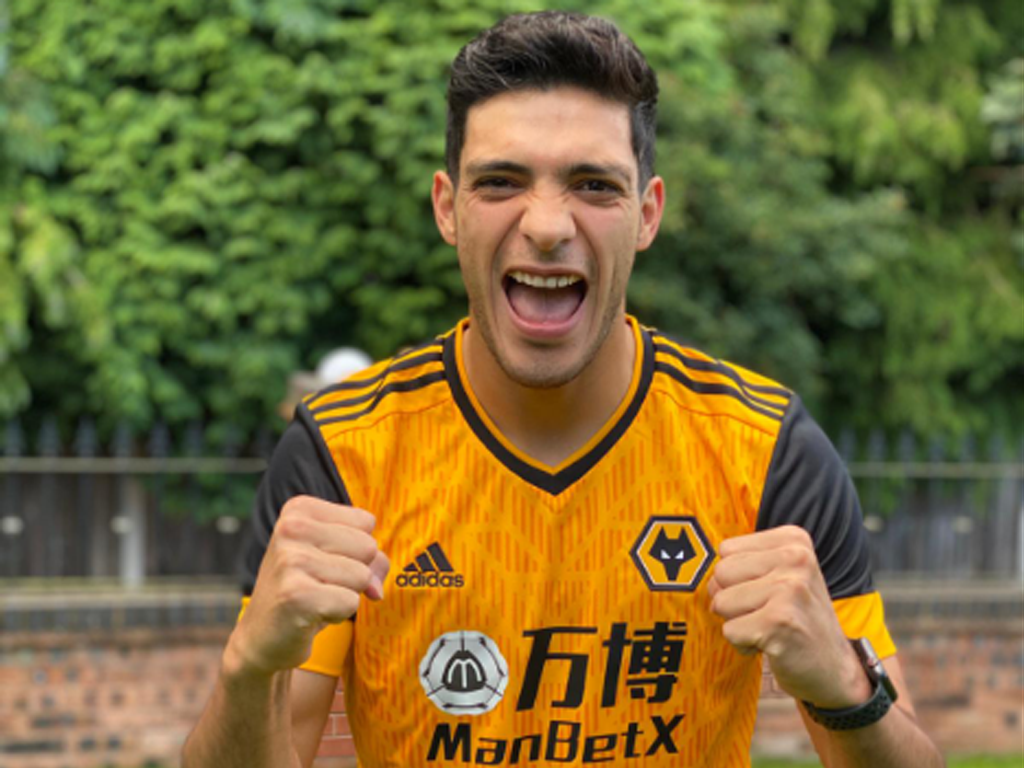 Raúl Jiménez modela la nueva playera de los Wolves para la 20-21