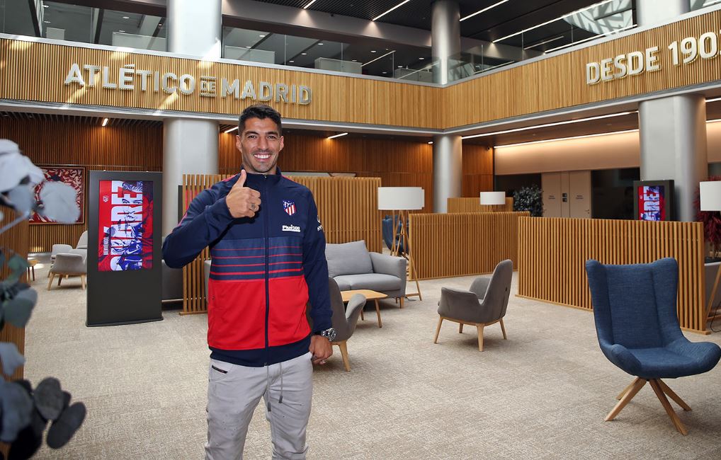 Luis Suárez estampa su firma con el Atlético - Futbol Sapiens