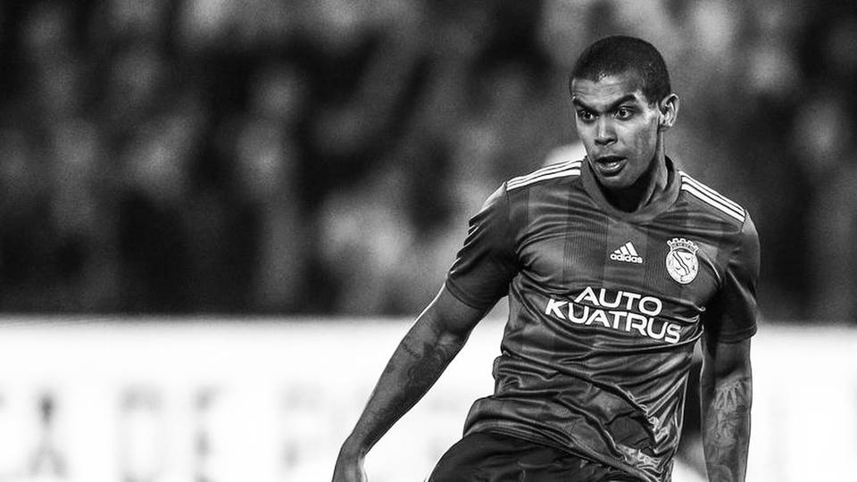 Falleció jugador brasileño que sufrió un paro en pleno partido en ...