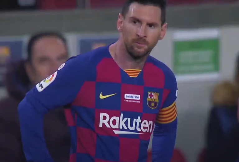 Messi recibe la roja por primera vez como jugador del Barcelona ...