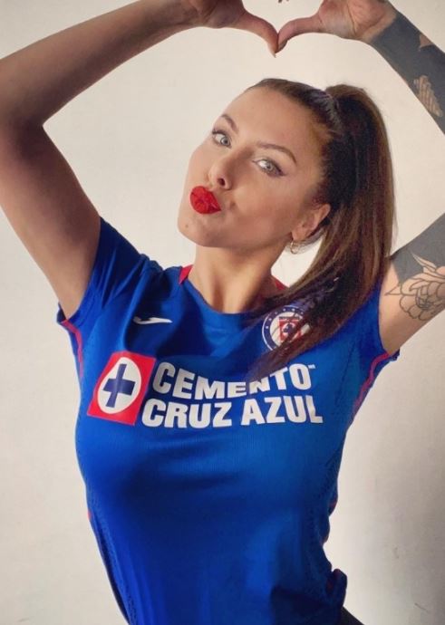La hermosa cantante que le va al Cruz Azul - Futbol Sapiens