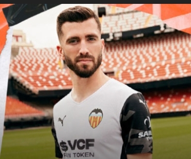 Galería: Valencia dio a conocer sus Nuevos Uniformes 21-22
