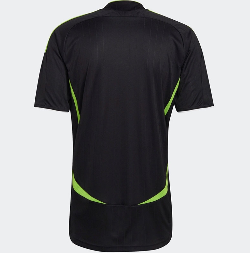 GALERÍA: Adidas presenta la colección 'Teamgeist' con un recordado diseño