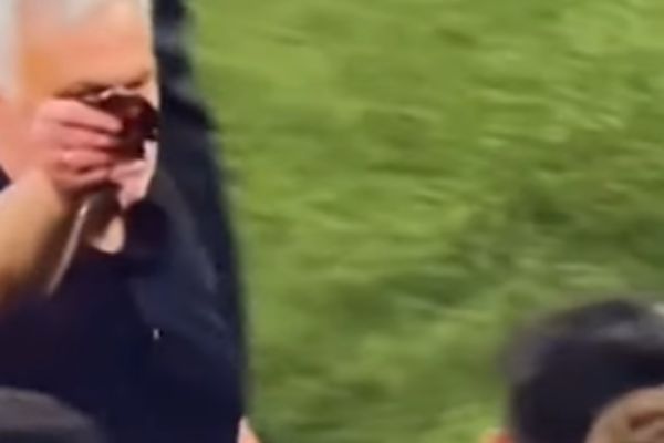 Mourinho regaló la medalla de plata tras perder la Europa League con ...