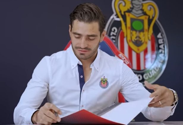 "Pollo" Briseño renovó con Chivas | VIDEO - Futbol Sapiens