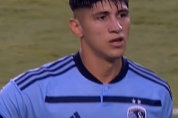 Alan Pulido oficializa su renovación con el Sporting KC - Futbol Sapiens