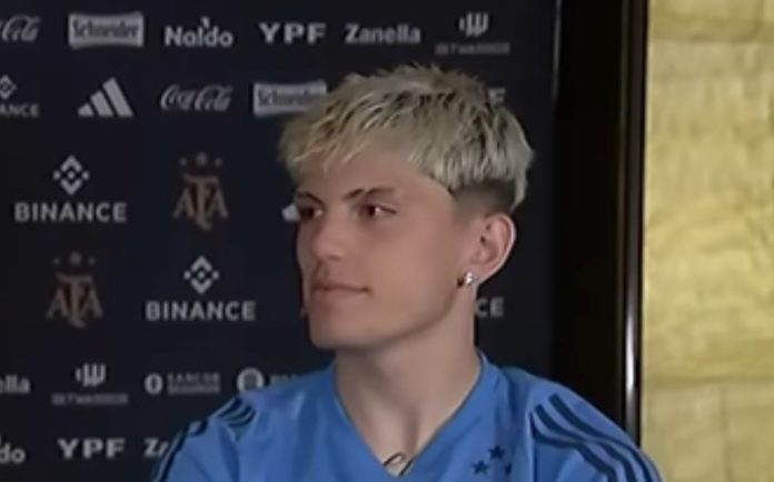 Garnacho compartió unas tiernas fotos con su novia a días de ser padres