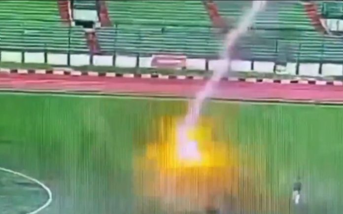 ¡Sorprendente! muere jugador tras caerle un rayo durante partido