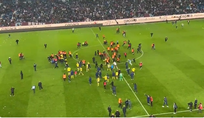 VIDEOS | Se armó fuerte trifulca entre fanáticos del Trabazonspor y ...