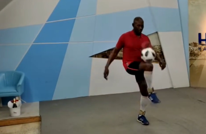 Imponen nuevo récord de dominadas con el balón en una hora - Futbol Sapiens