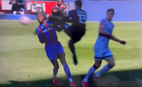 VIDEO | Hospitalizan a futbolista del Crystal Palace tras recibir esta ...