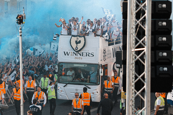 VIDEO | Así fue la celebración del Tottenham en su regreso a Londres ...