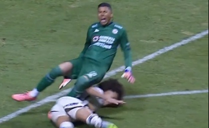 Kevin Mier sufre brutal patada que lo fractura | VIDEO - Futbol Sapiens