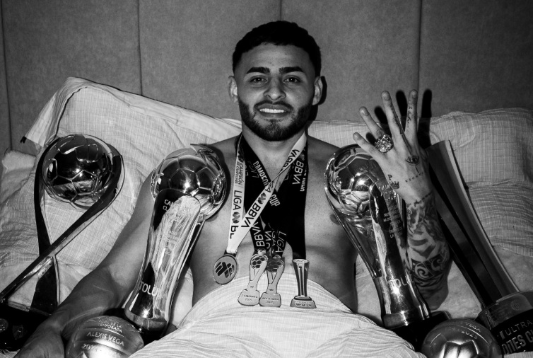 Alexis Vega exhibió sus "regalitos de Navidad" - Futbol Sapiens